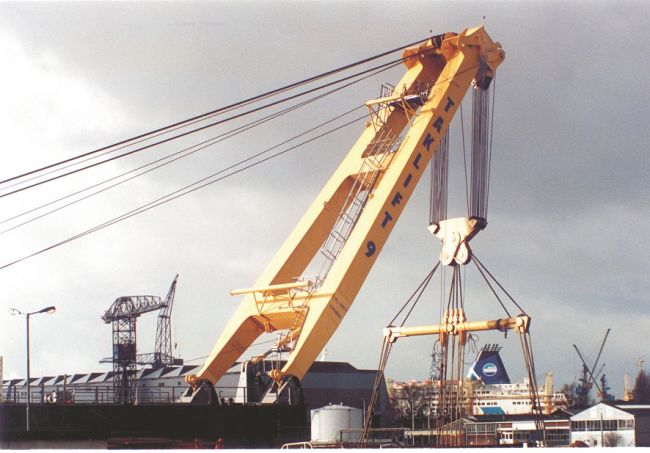 Sheerleg Cranes - Huisman Equipment